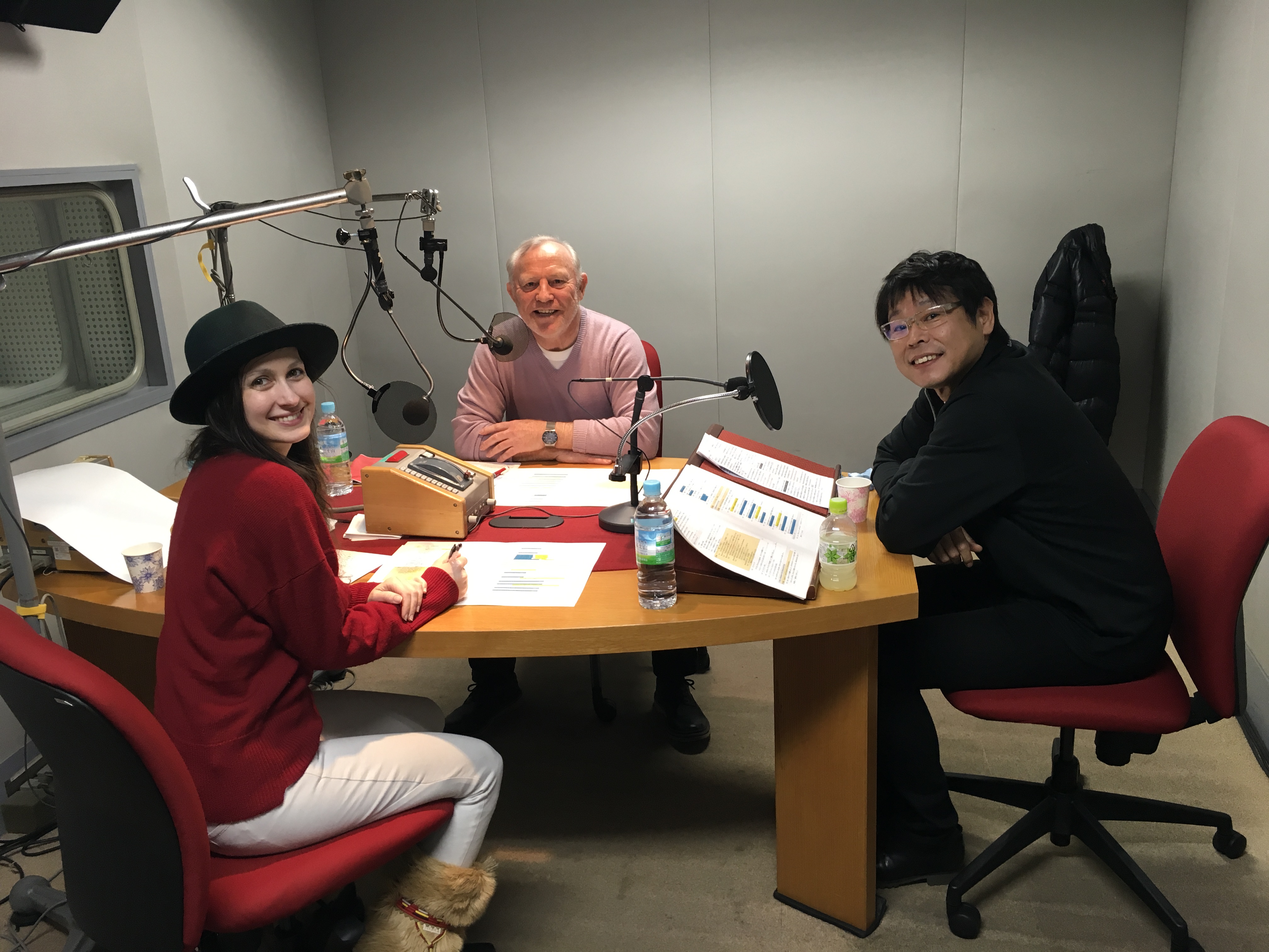 外国語学科のChris McVay特任教授が2018年4月よりNHKラジオのパーソナリティーに | 麗澤大学